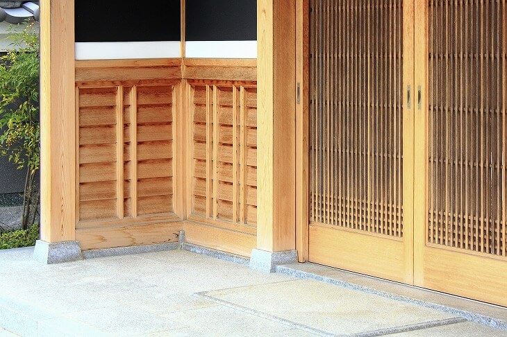 自宅を和風の玄関にリノベーションするには？ドア・照明・アプローチのポイントを解説 | LogRenove(ログリノベ)