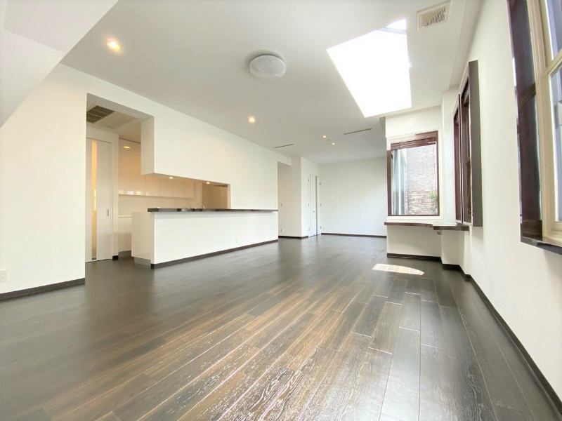 ヒルハウスイースト 2階｜トップライトのある三方角部屋。陽ざしに満ちた80平米超の一室 | LogRenove(ログリノベ)